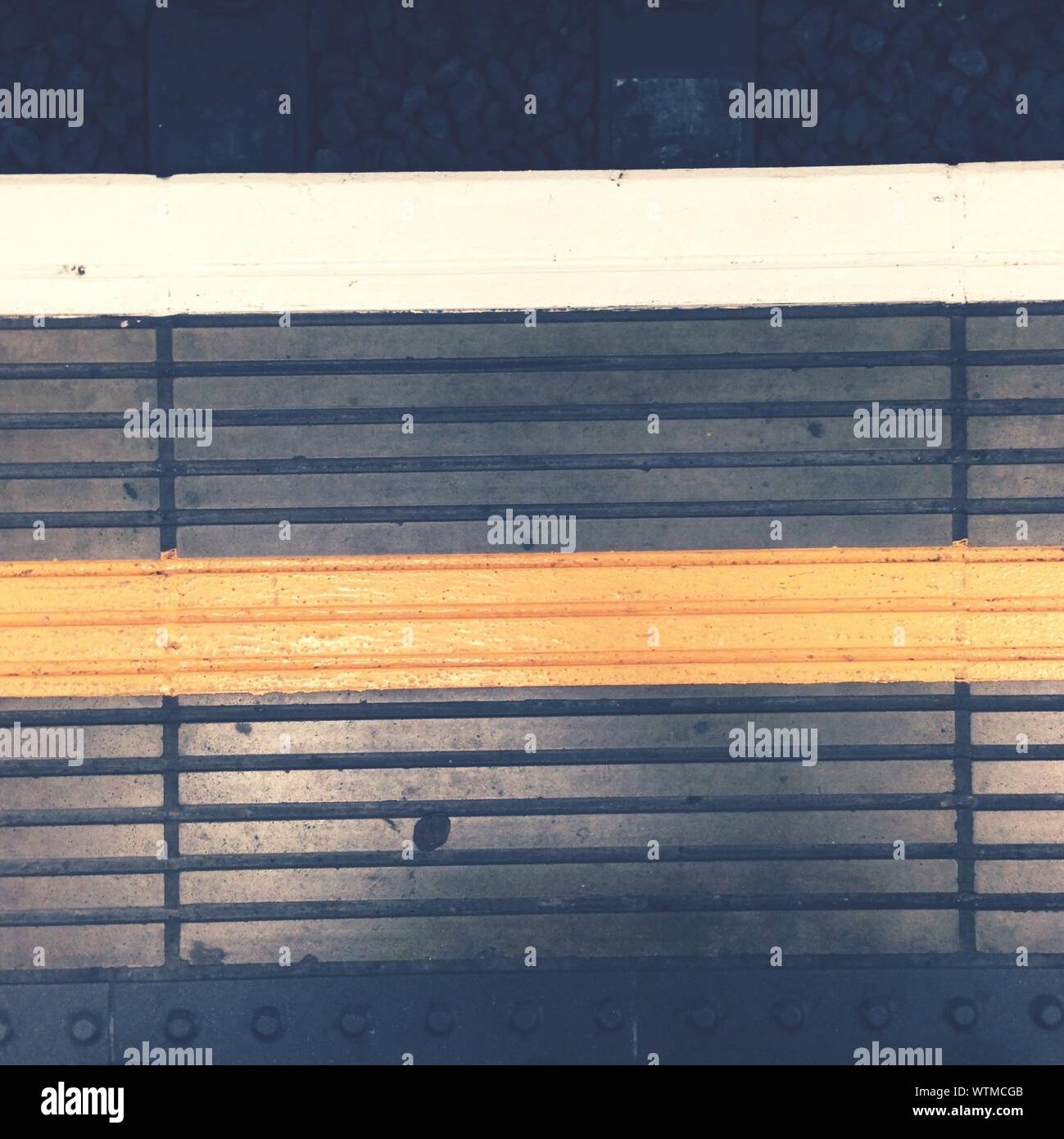 Yellow line on platform hi-res stock photography and images - Alamy