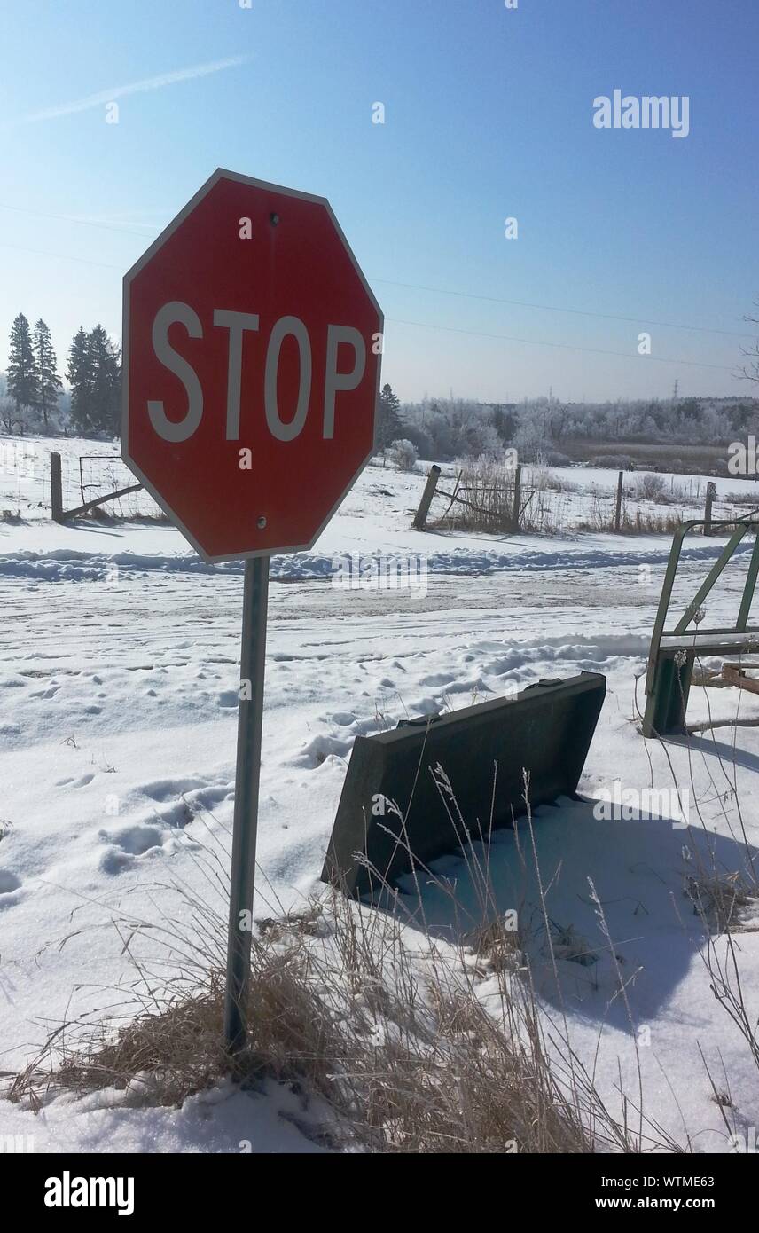 Stop sign snow hi-res stock photography and images - Alamy