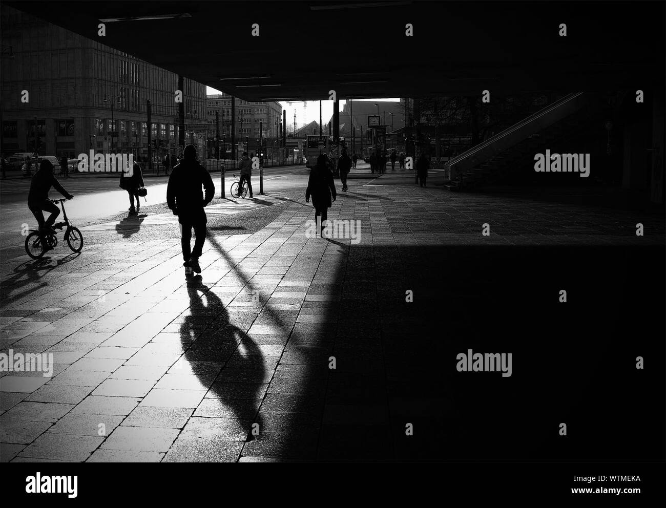 Dark city life hi-res stock photography and images - Alamy
