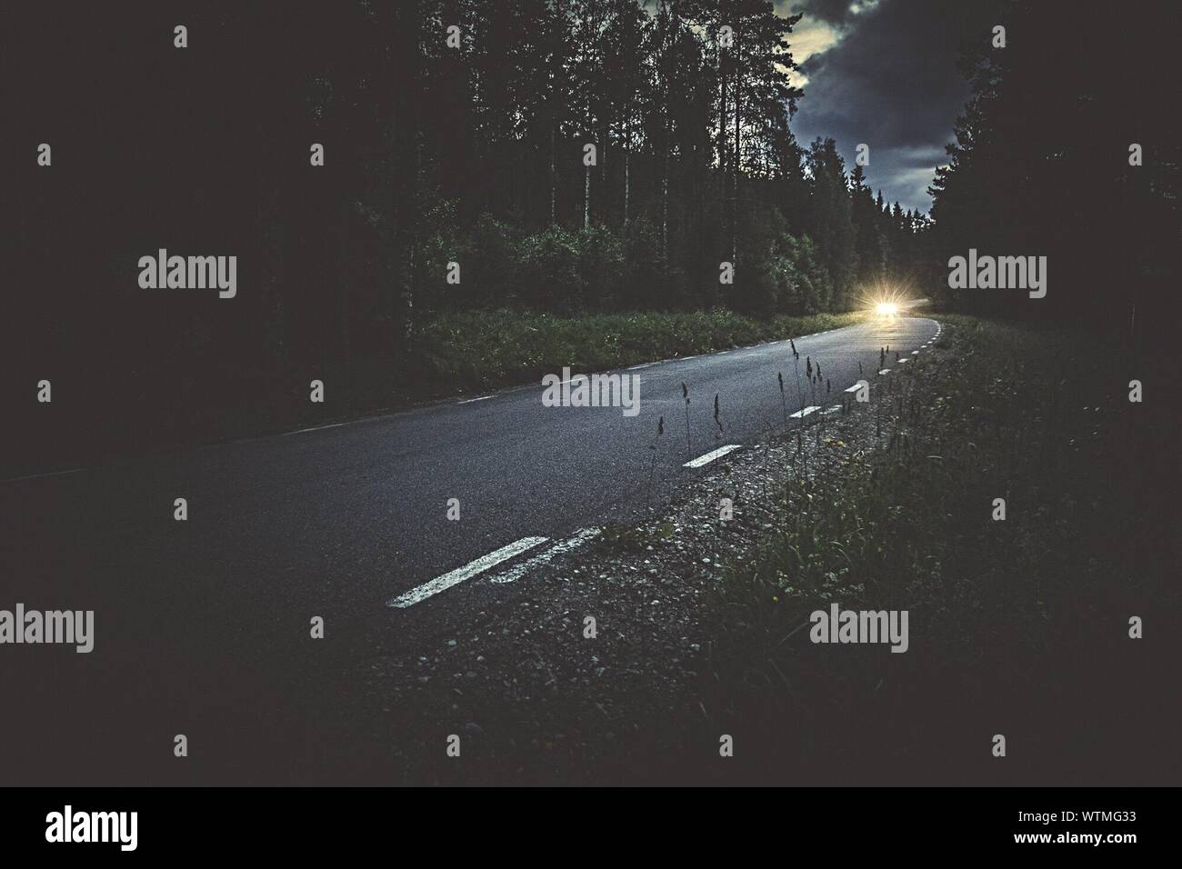 Night country road car hi-res stock photography and images - Alamy