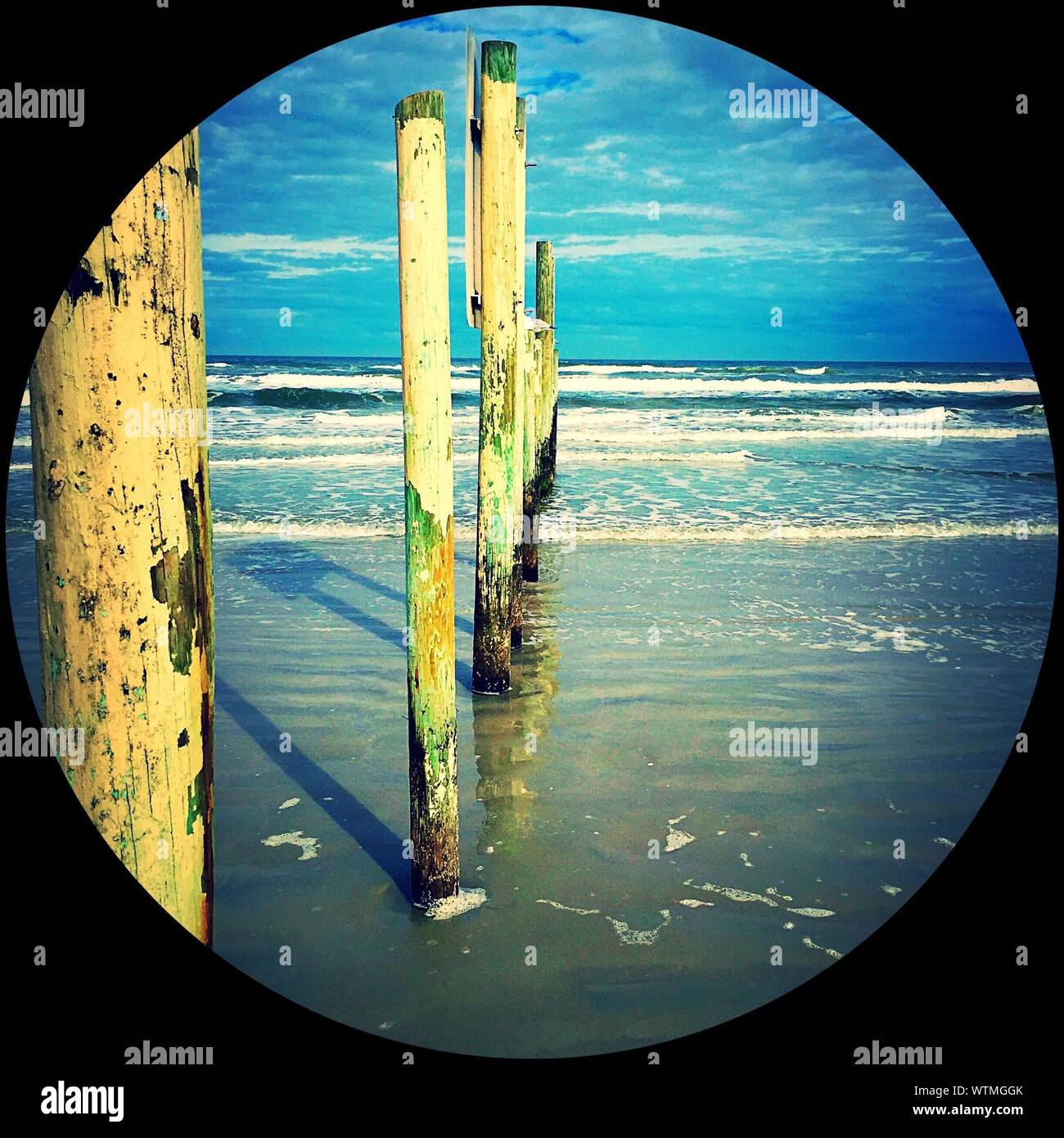 Row of posts hi-res stock photography and images - Alamy