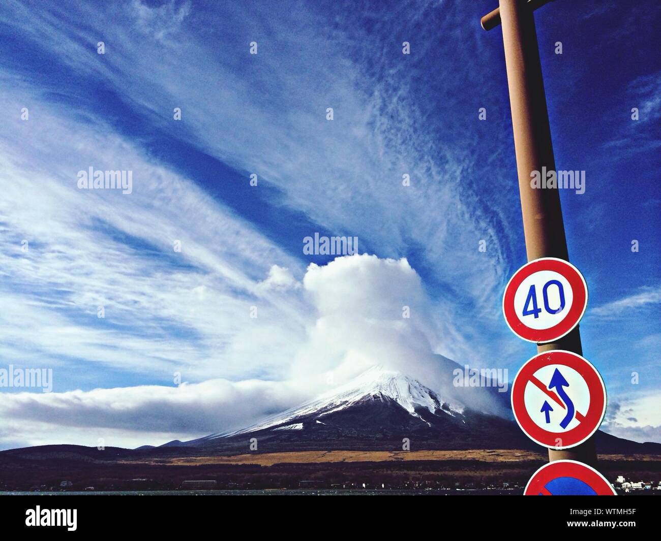 Mountain signs hi-res stock photography and images - Alamy