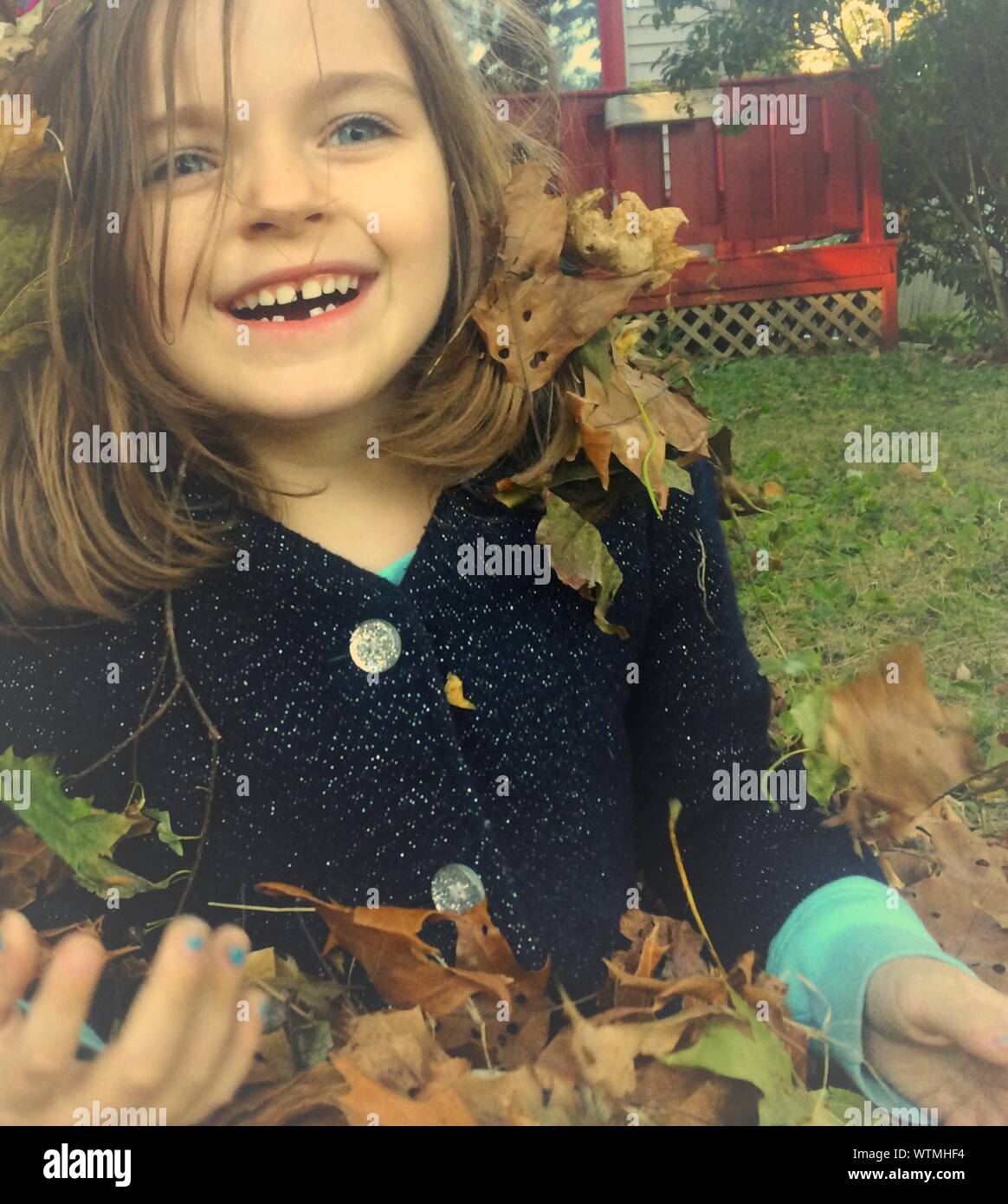 Back view blond little girl hi-res stock photography and images - Alamy