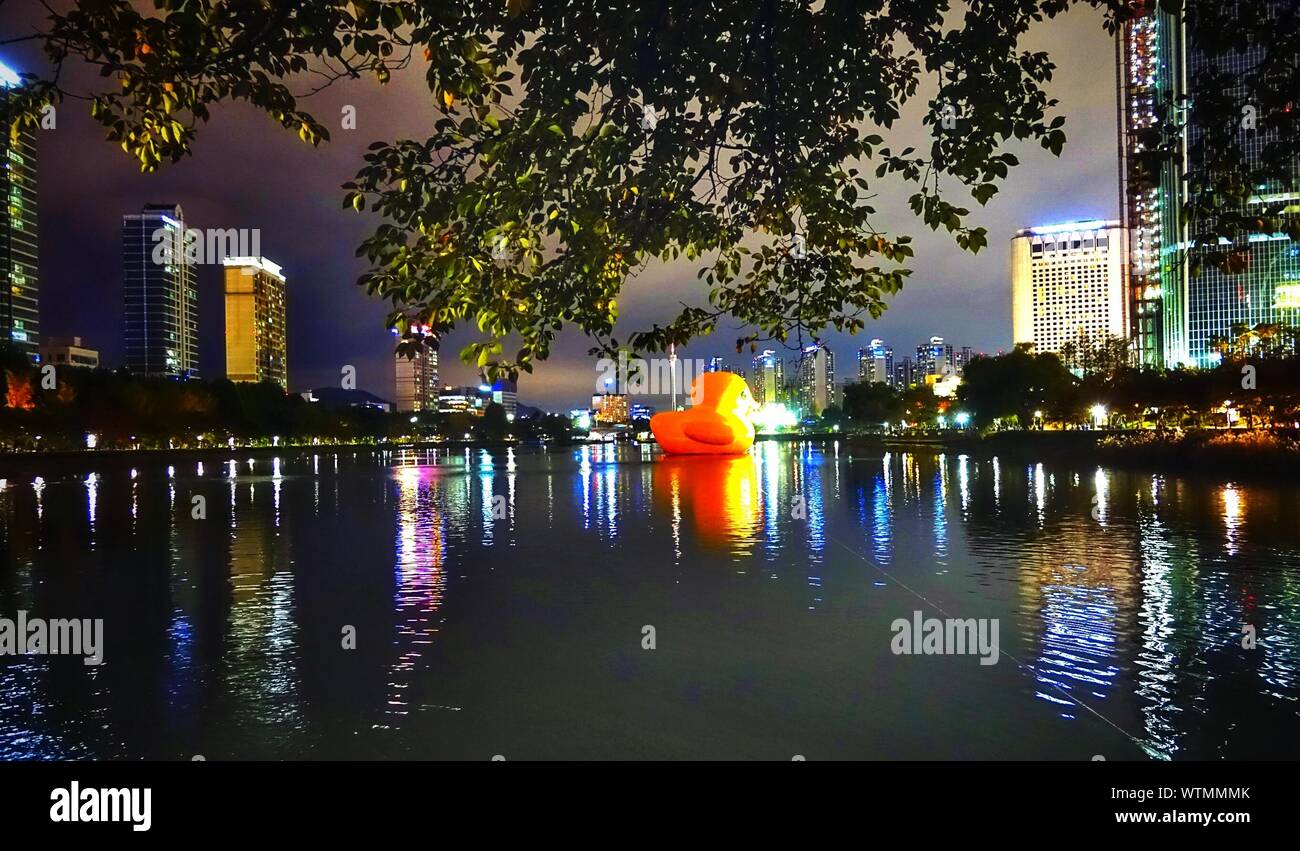 Giant rubber duck hi-res stock photography and images - Alamy