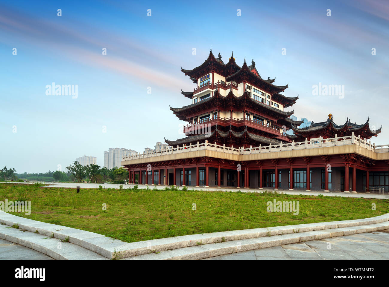 Classical building on the edge of Di Dang Lake, Shaoxing, China ...