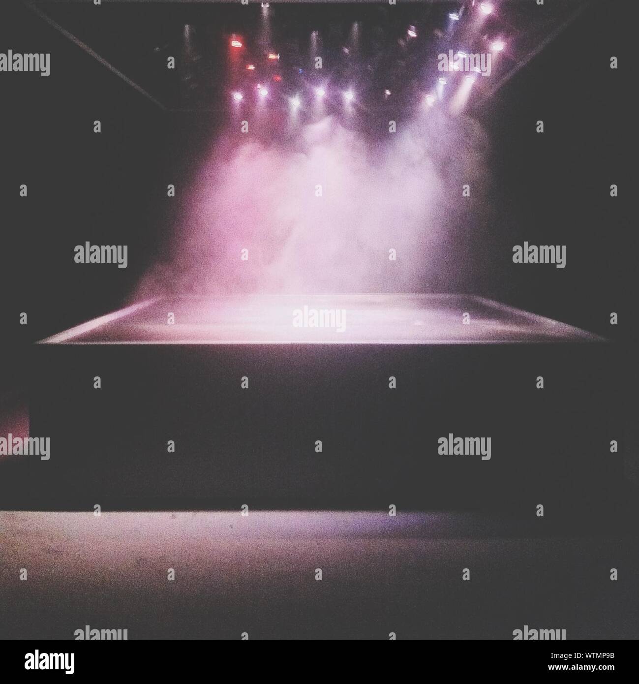 Empty dark stage hi-res stock photography and images - Alamy