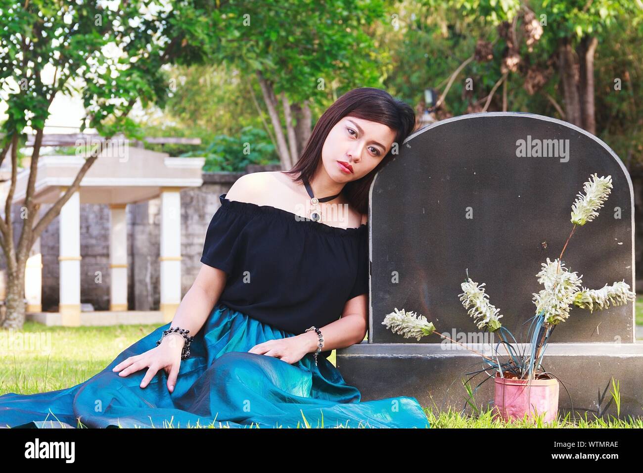 Sad indian woman hi-res stock photography and images - Alamy