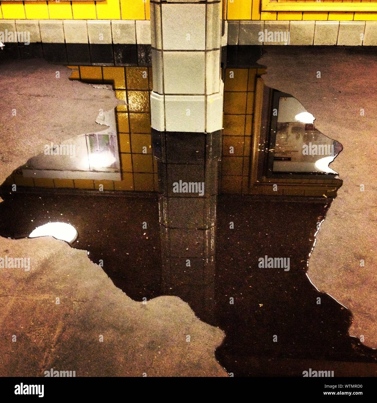 Puddle reflection night hi-res stock photography and images - Alamy