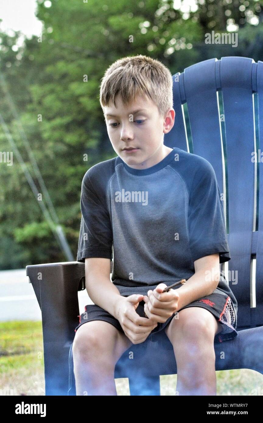 Back of boy sitting hi-res stock photography and images - Alamy