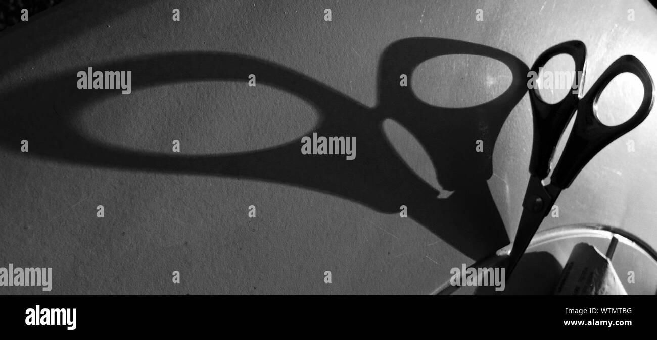 Scissors shadow wall hi-res stock photography and images - Alamy