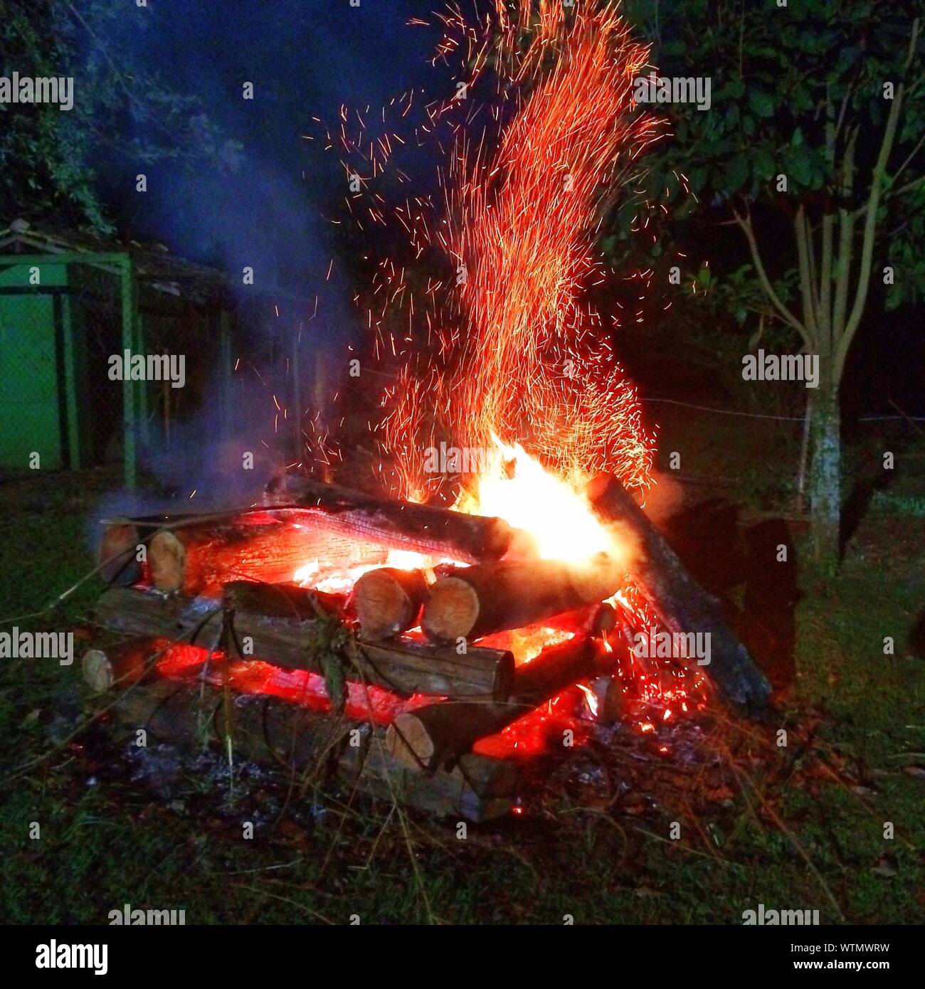 Timber bonfire hi-res stock photography and images - Alamy