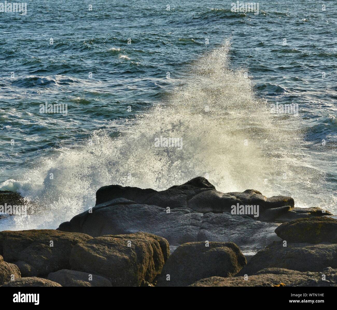 Wave crashing against rocks hi-res stock photography and images - Alamy