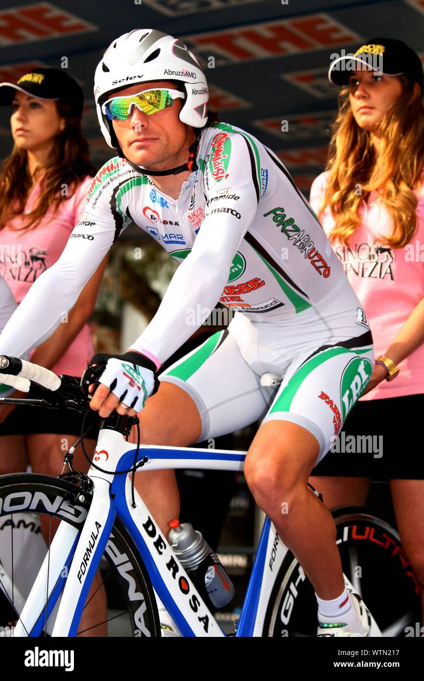 Danilo di Luca prepares for the team time trial in the Giro di Italia Stock Photo - Alamy