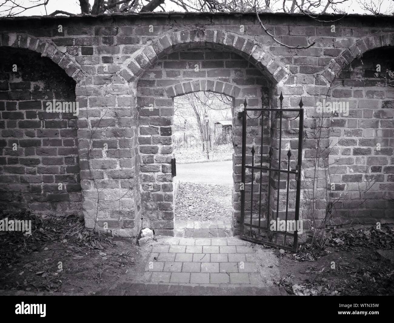 Formal garden gate hi-res stock photography and images - Alamy
