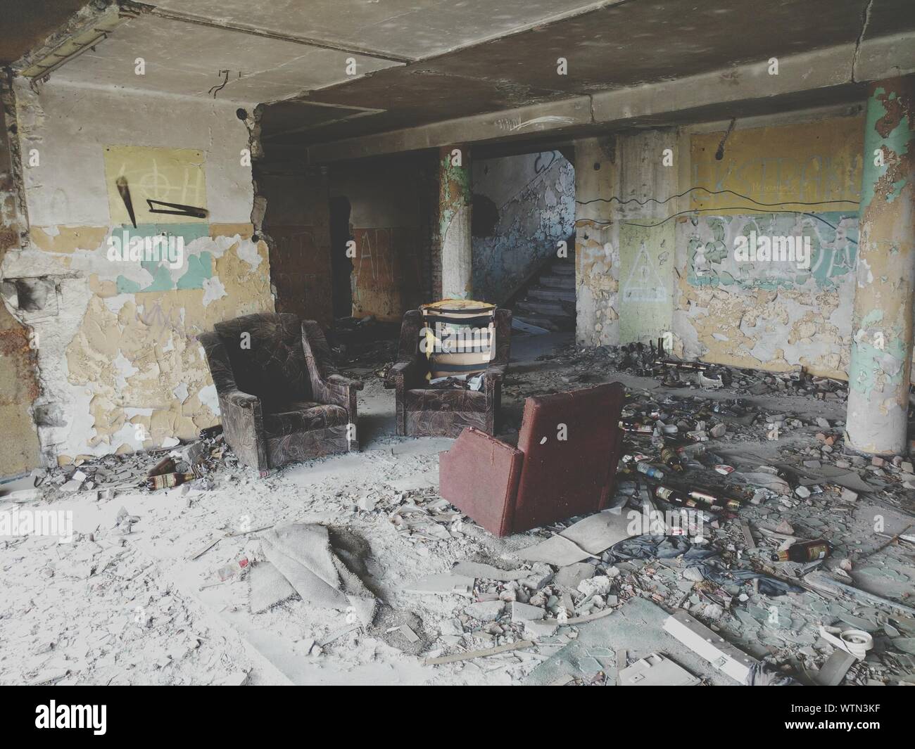 Dirty floor house hi-res stock photography and images - Alamy