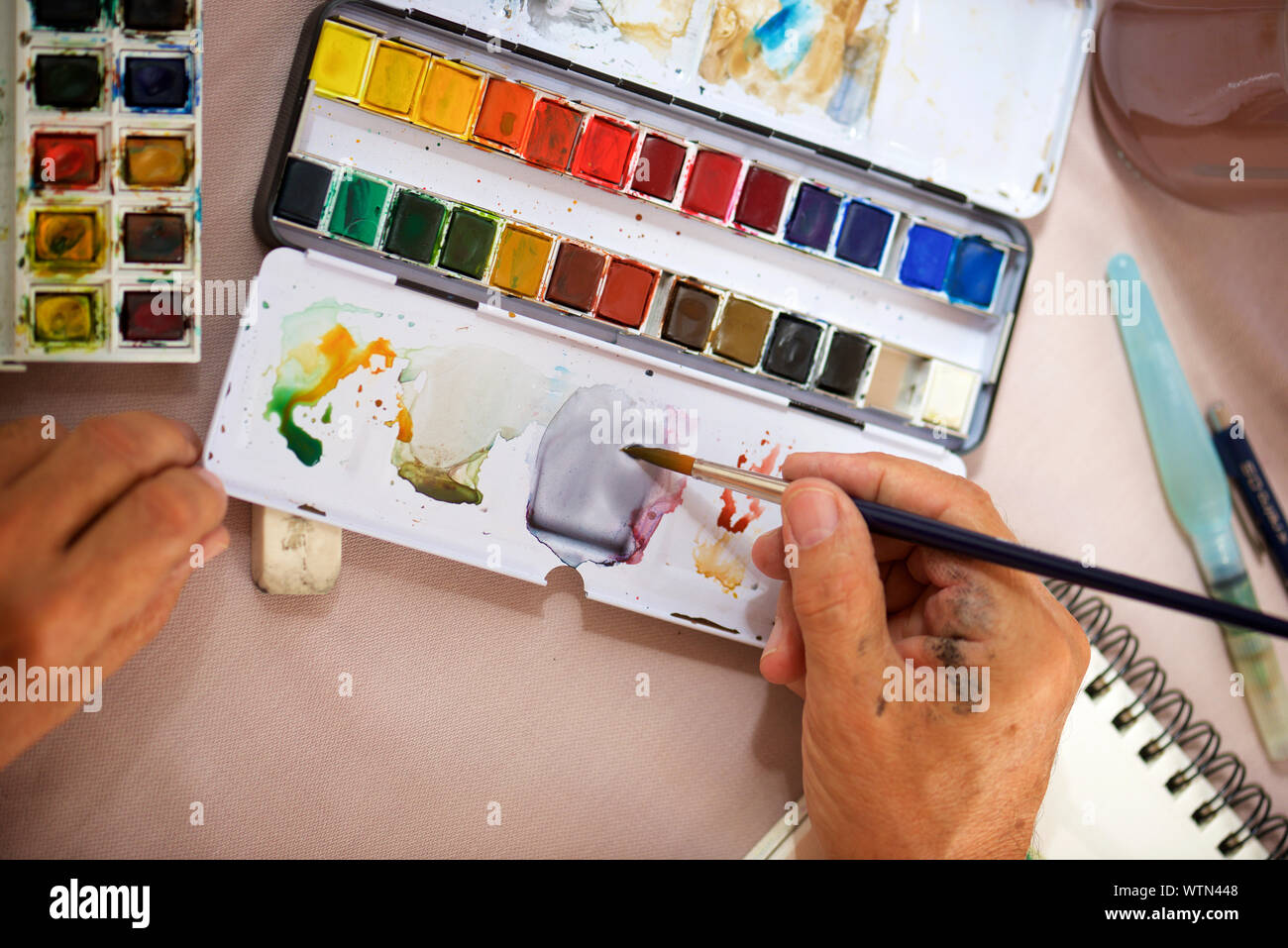 Close up painters hands hi-res stock photography and images - Alamy
