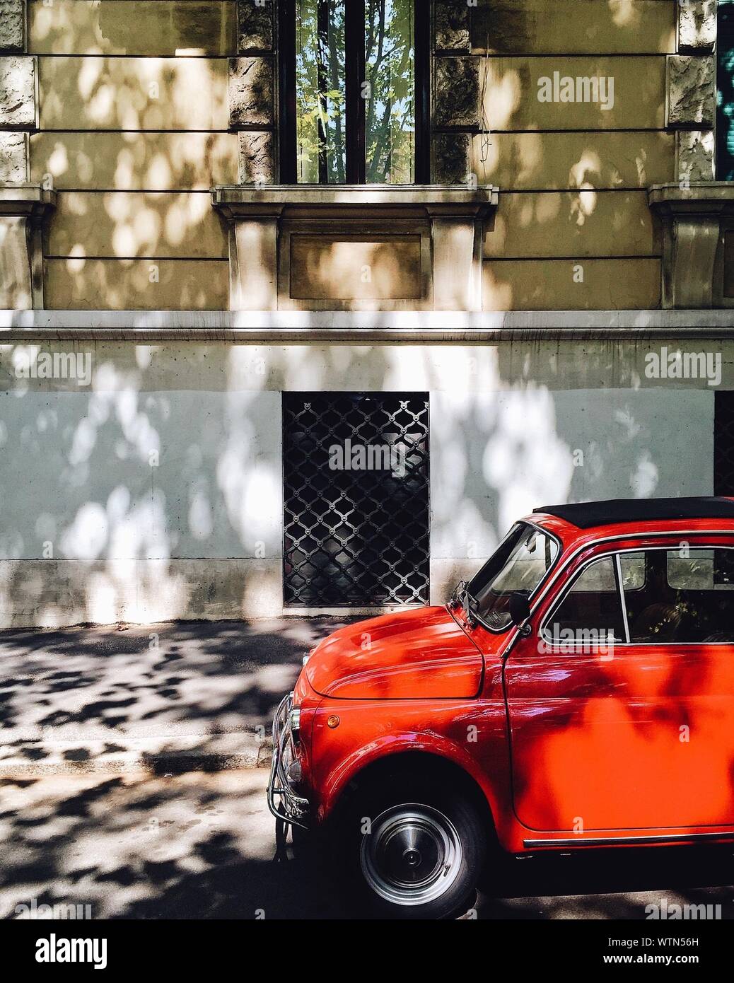Car parked in front of building hi-res stock photography and images - Alamy