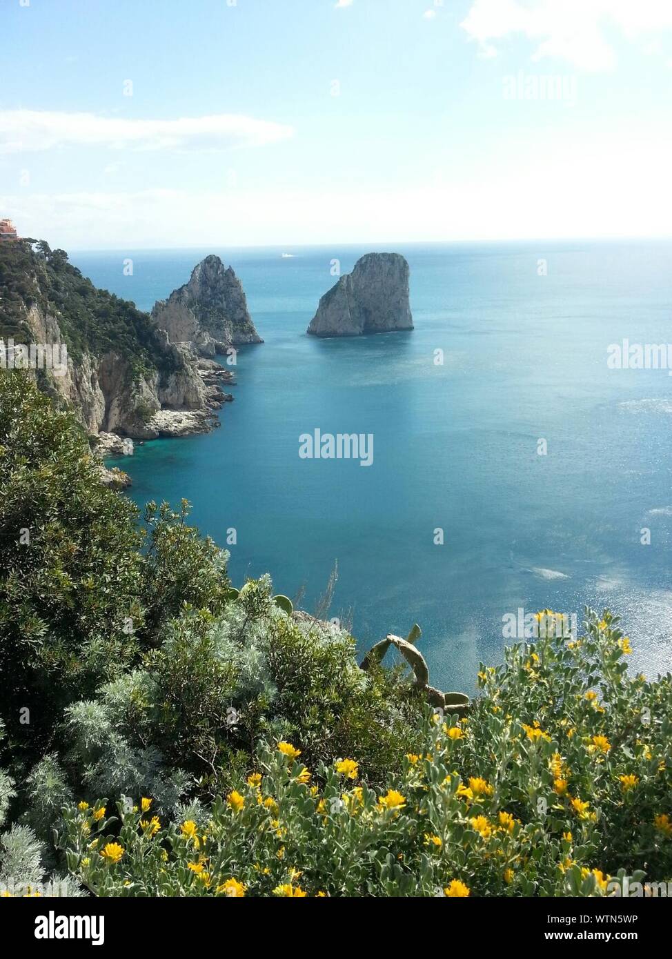 Cliffs water seaside hi-res stock photography and images - Alamy