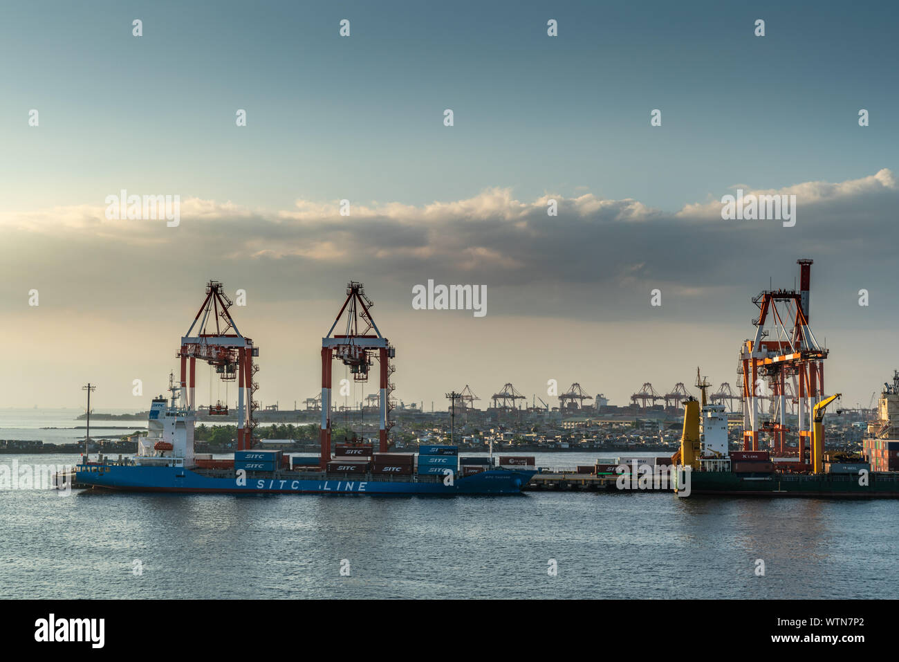 Manila bay dock hi-res stock photography and images - Alamy