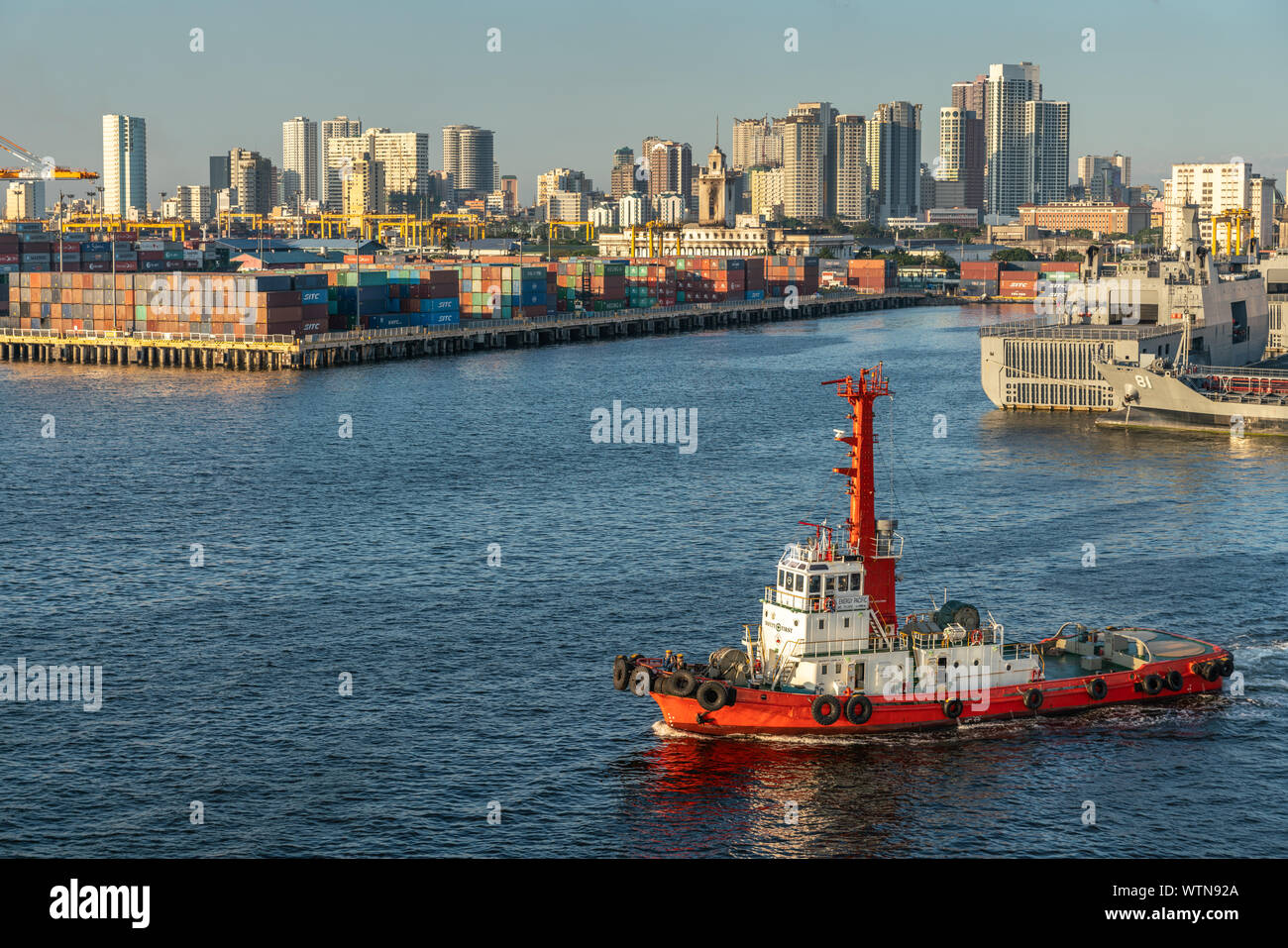 Red tug boat hi-res stock photography and images - Alamy