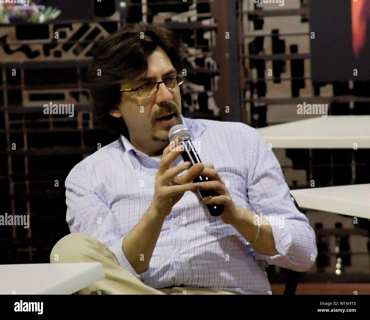 Talking to microphone hi-res stock photography and images - Alamy