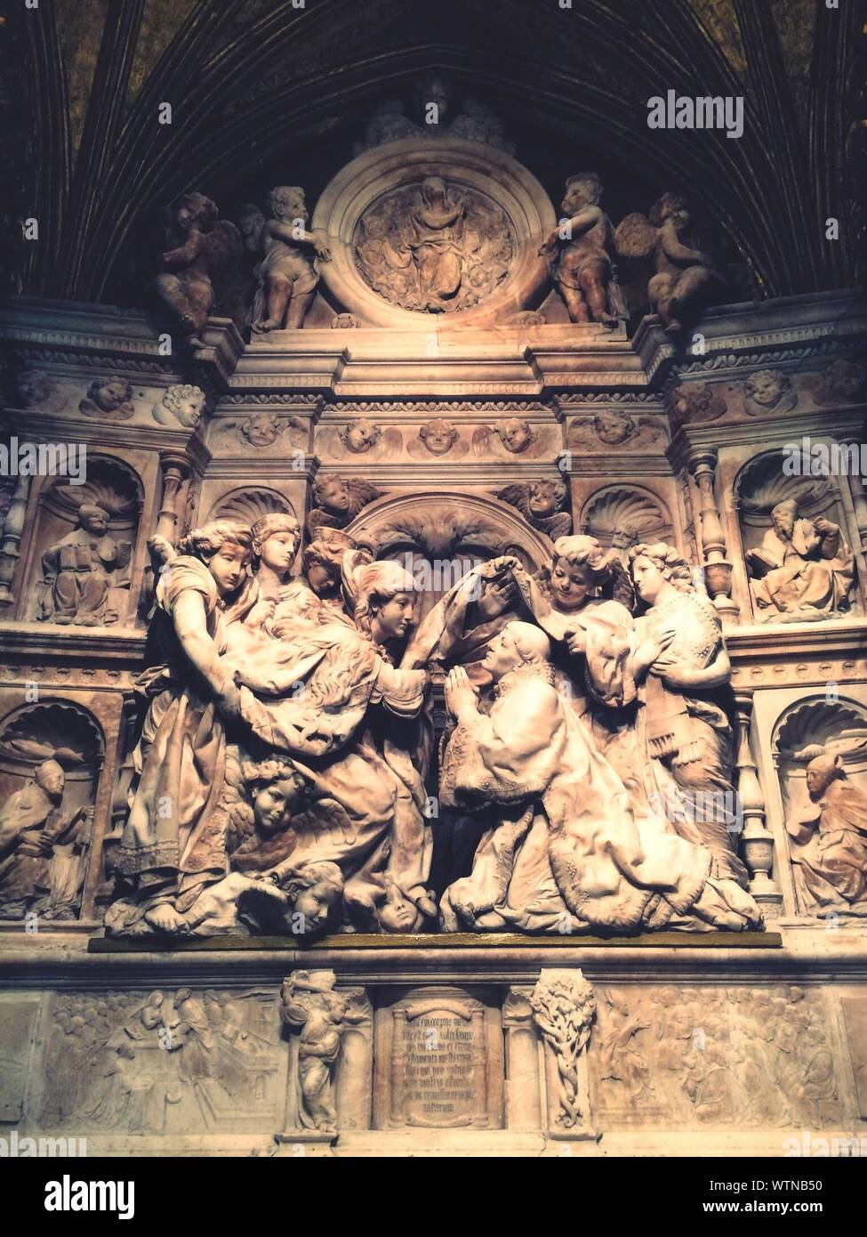 Statues church hi-res stock photography and images - Alamy