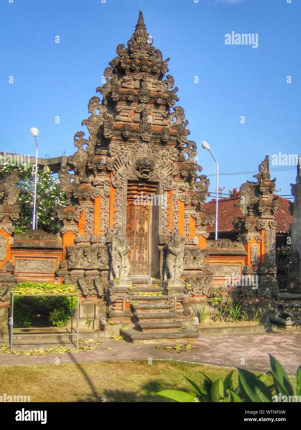 Facade of a temple hi-res stock photography and images - Alamy