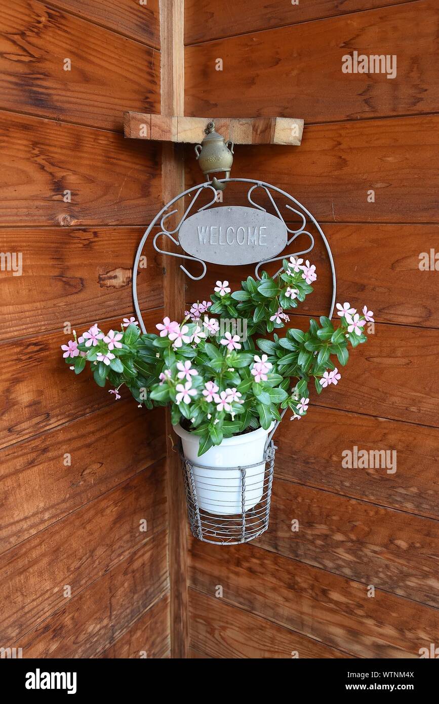 Wood welcome sign hi-res stock photography and images - Alamy