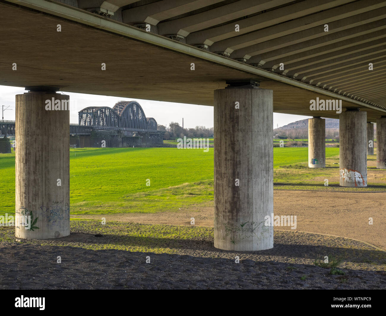 Bridge green hi-res stock photography and images - Alamy