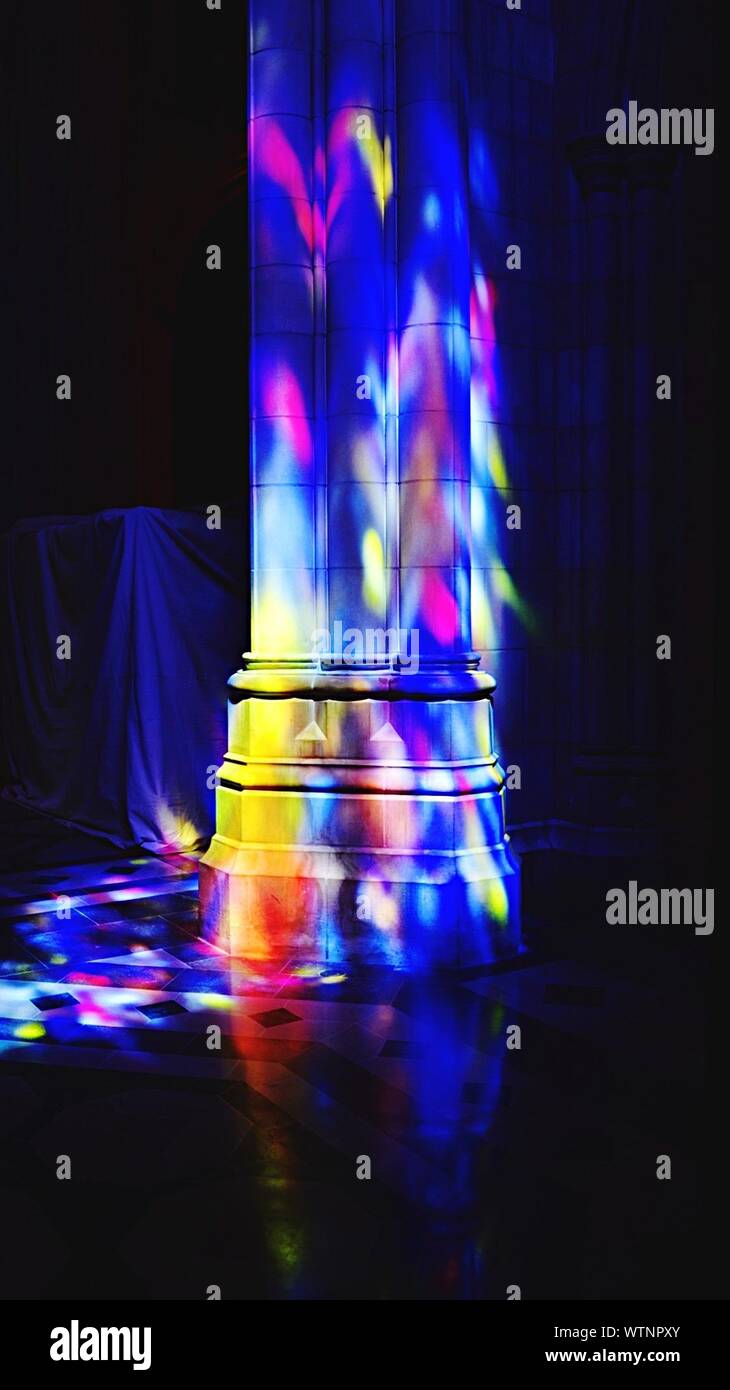 Lights and columns hi-res stock photography and images - Alamy