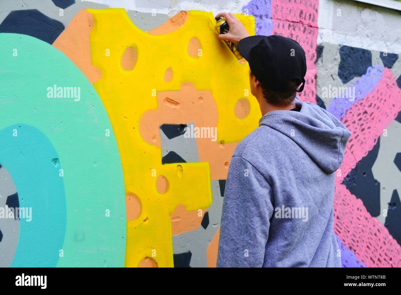 Man holding can spray paint hi-res stock photography and images - Alamy