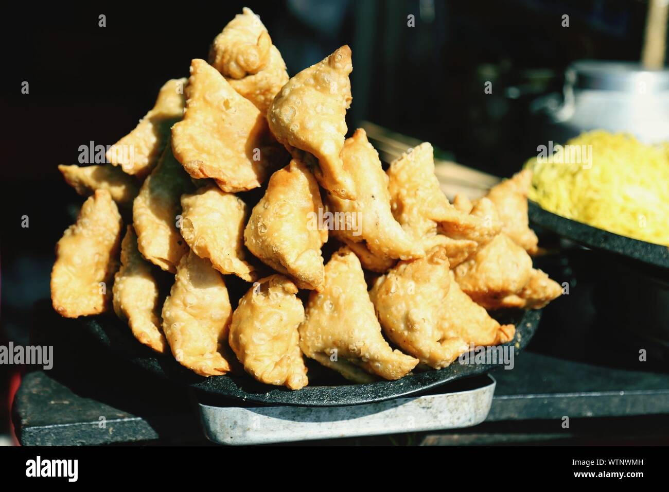 Samosa plate hi-res stock photography and images - Alamy