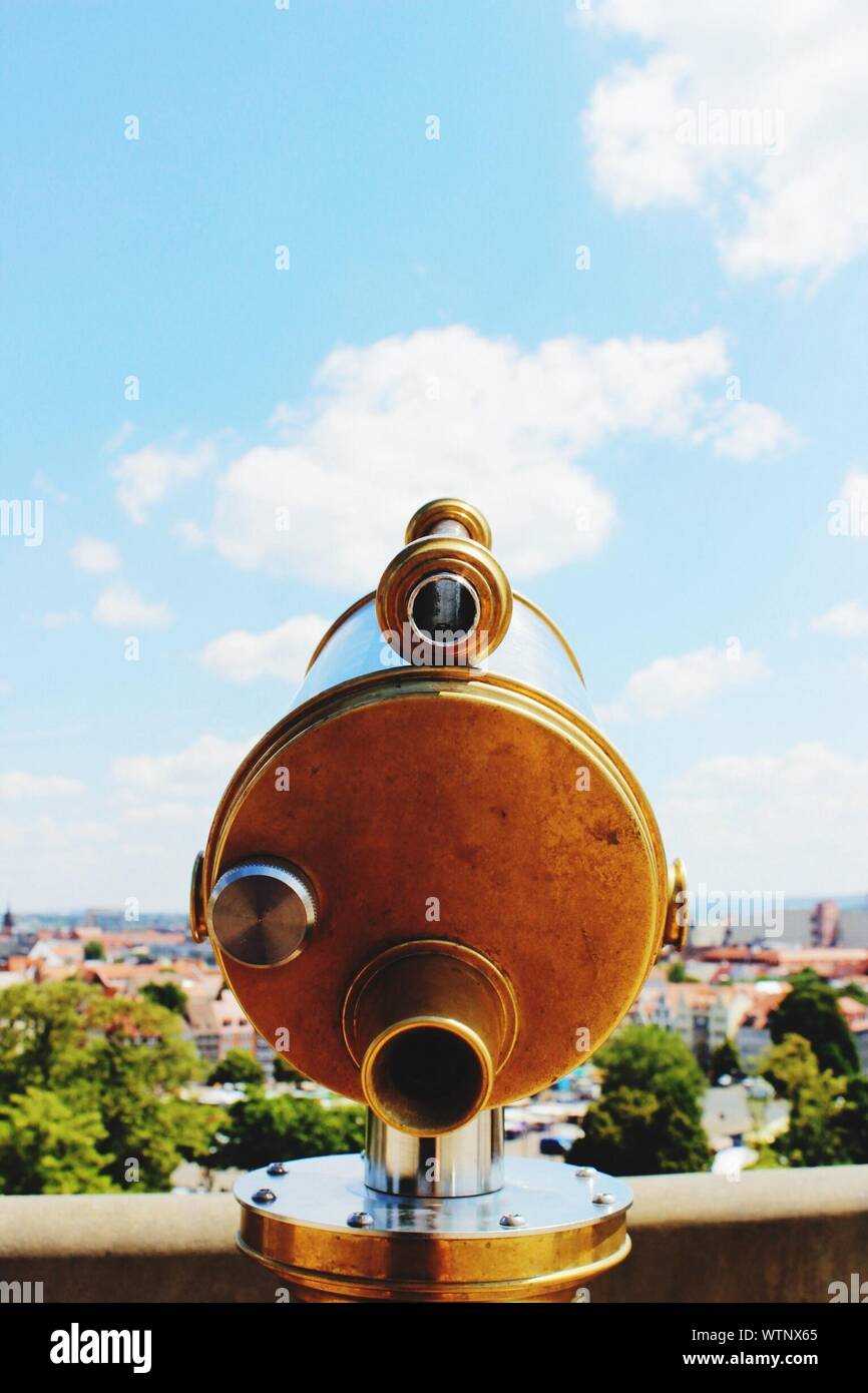 Close facing hi-res stock photography and images - Alamy