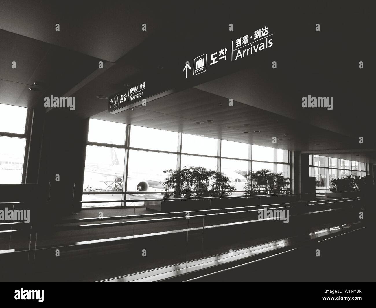 Airport sign board hi-res stock photography and images - Alamy