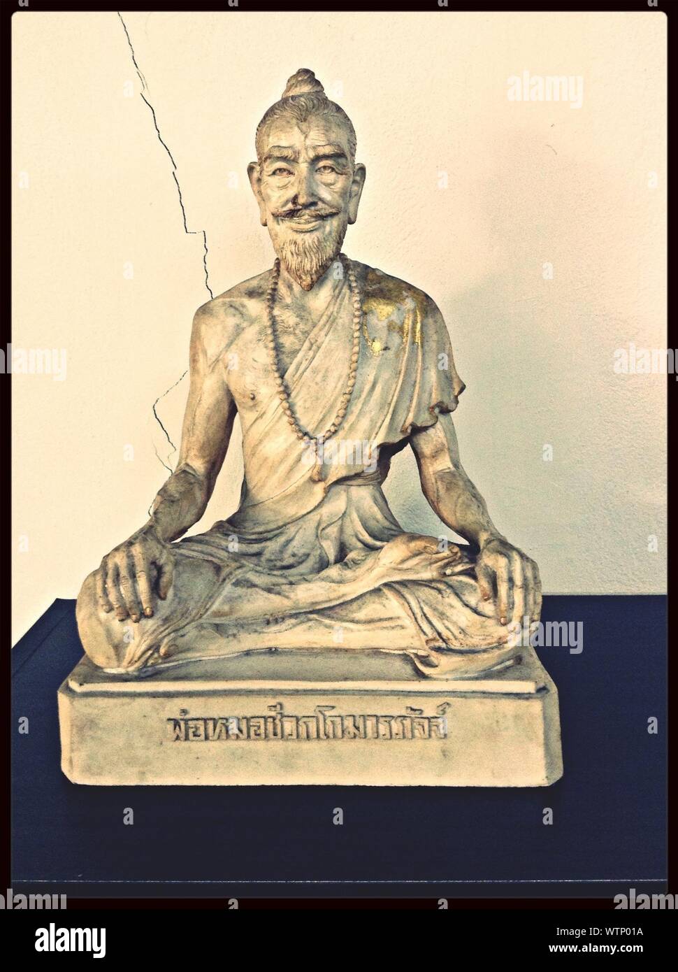 Statue monk hi-res stock photography and images - Alamy