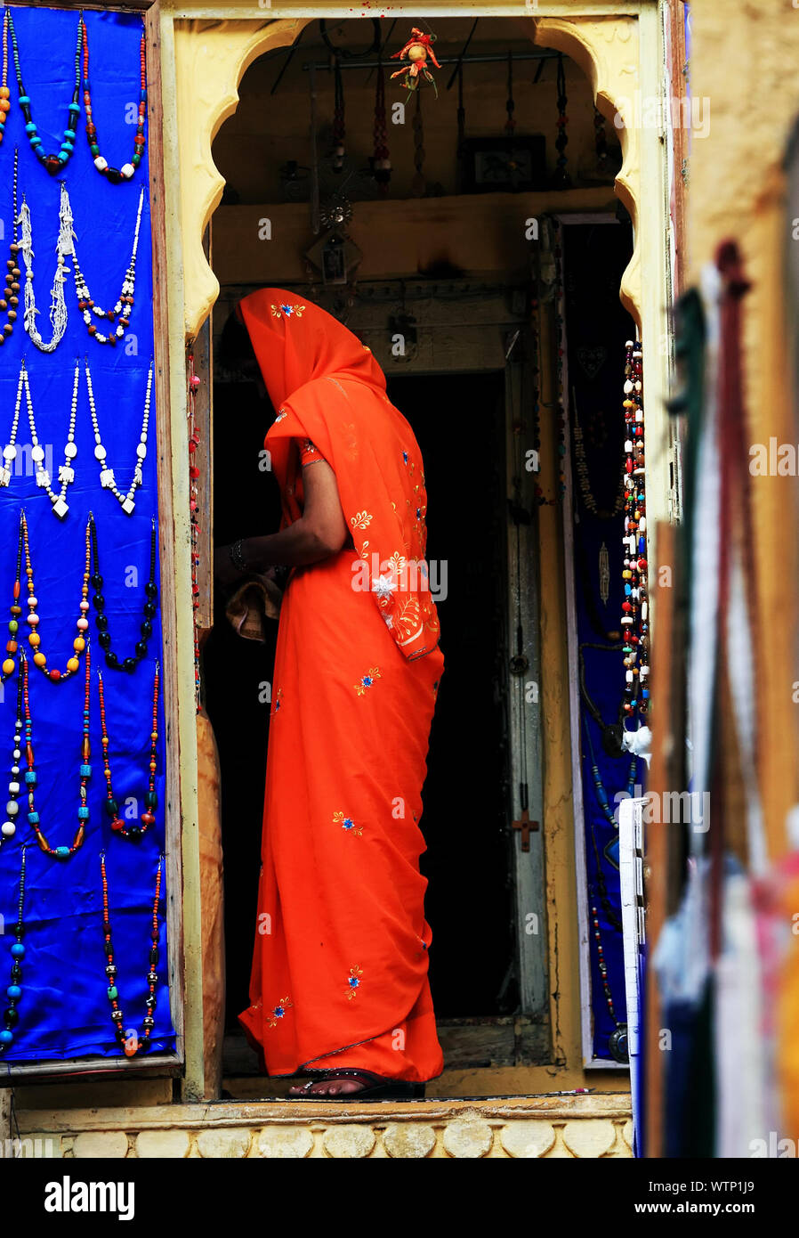 Indian sari hi-res stock photography and images - Alamy