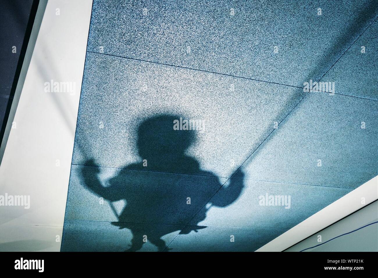 Shadow of girl hi-res stock photography and images - Alamy
