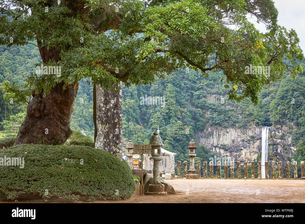 SHINGU, JAPAN – OCTOBER 27, 2007: The tallest Japanese waterfall, Nachi ...