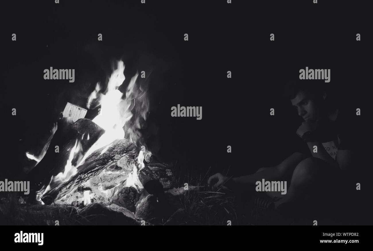 Sitting bonfire hi-res stock photography and images - Alamy