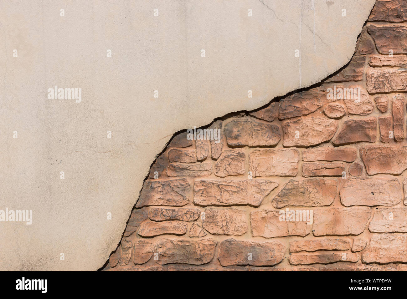 Fissure masonry hi-res stock photography and images - Alamy