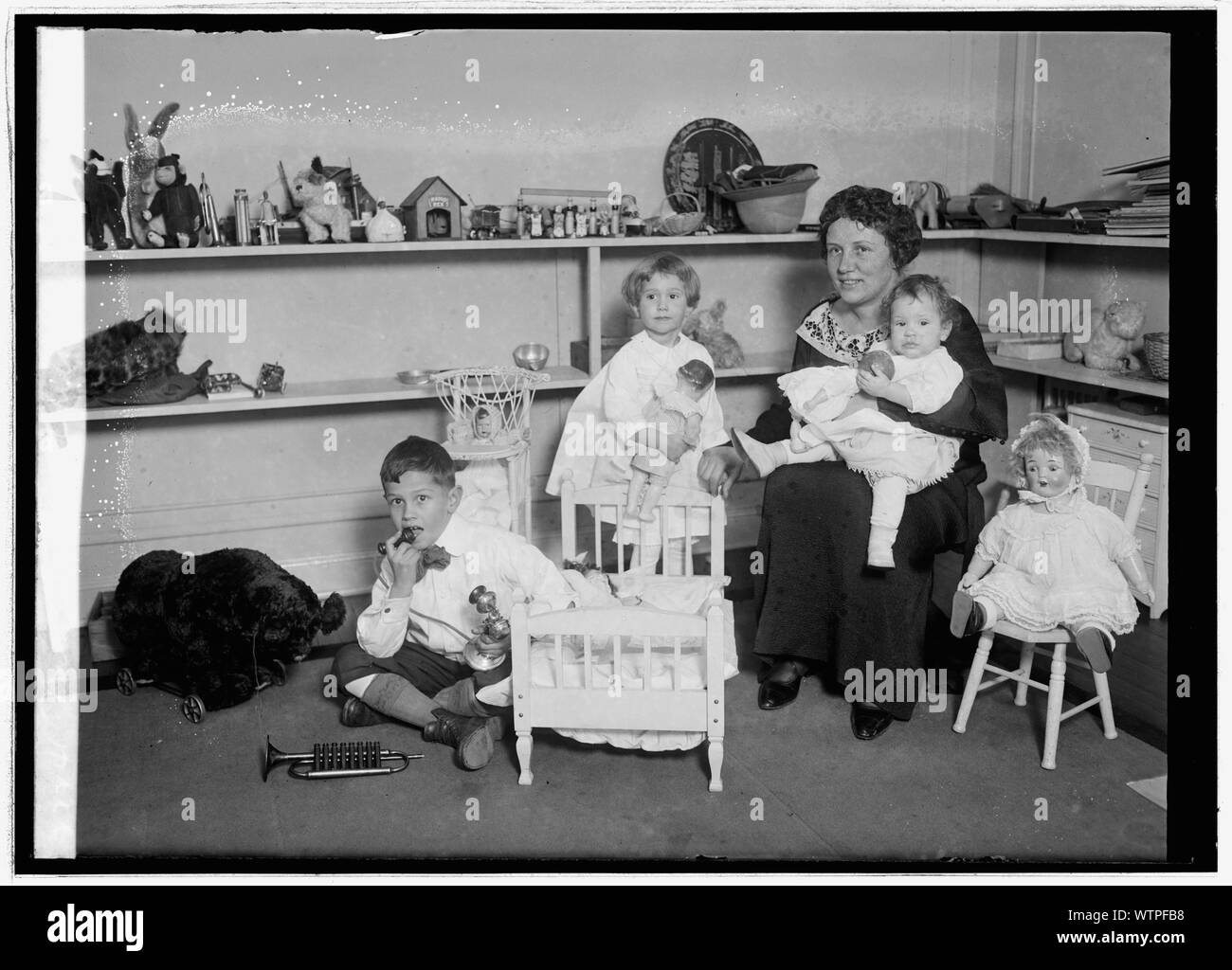 Early 1900s mother and children hi-res stock photography and images - Alamy
