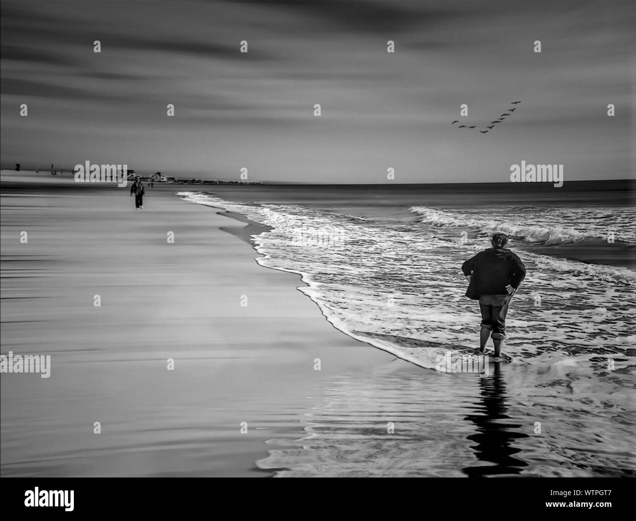 Woman, standing, hands on hips hi-res stock photography and images - Alamy