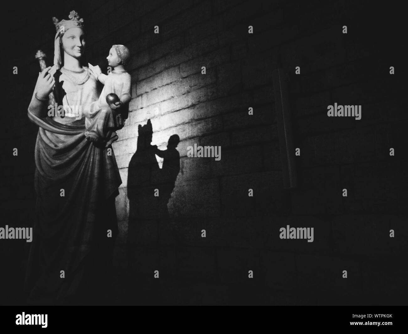 Virgin mary child jesus statue Black and White Stock Photos & Images - Alamy