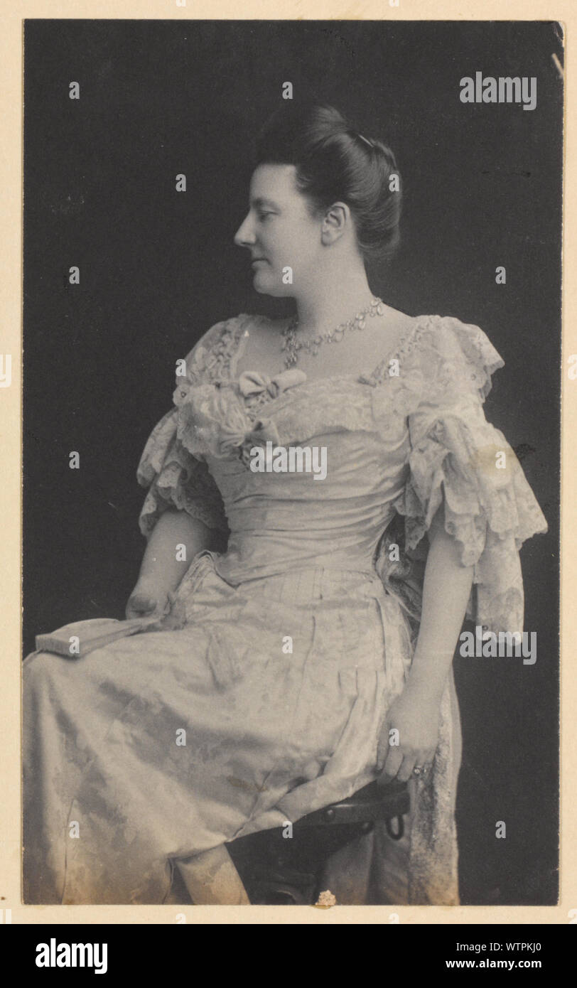 Mrs. Edith Kermit Carow Roosevelt, three-quarter-length portrait ...