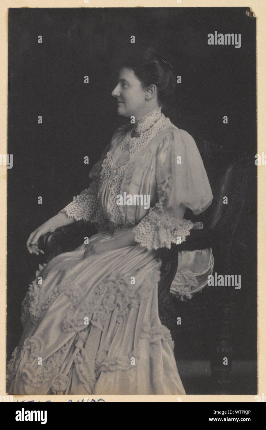 Mrs. Edith Kermit Carow Roosevelt, three-quarter-length portrait ...