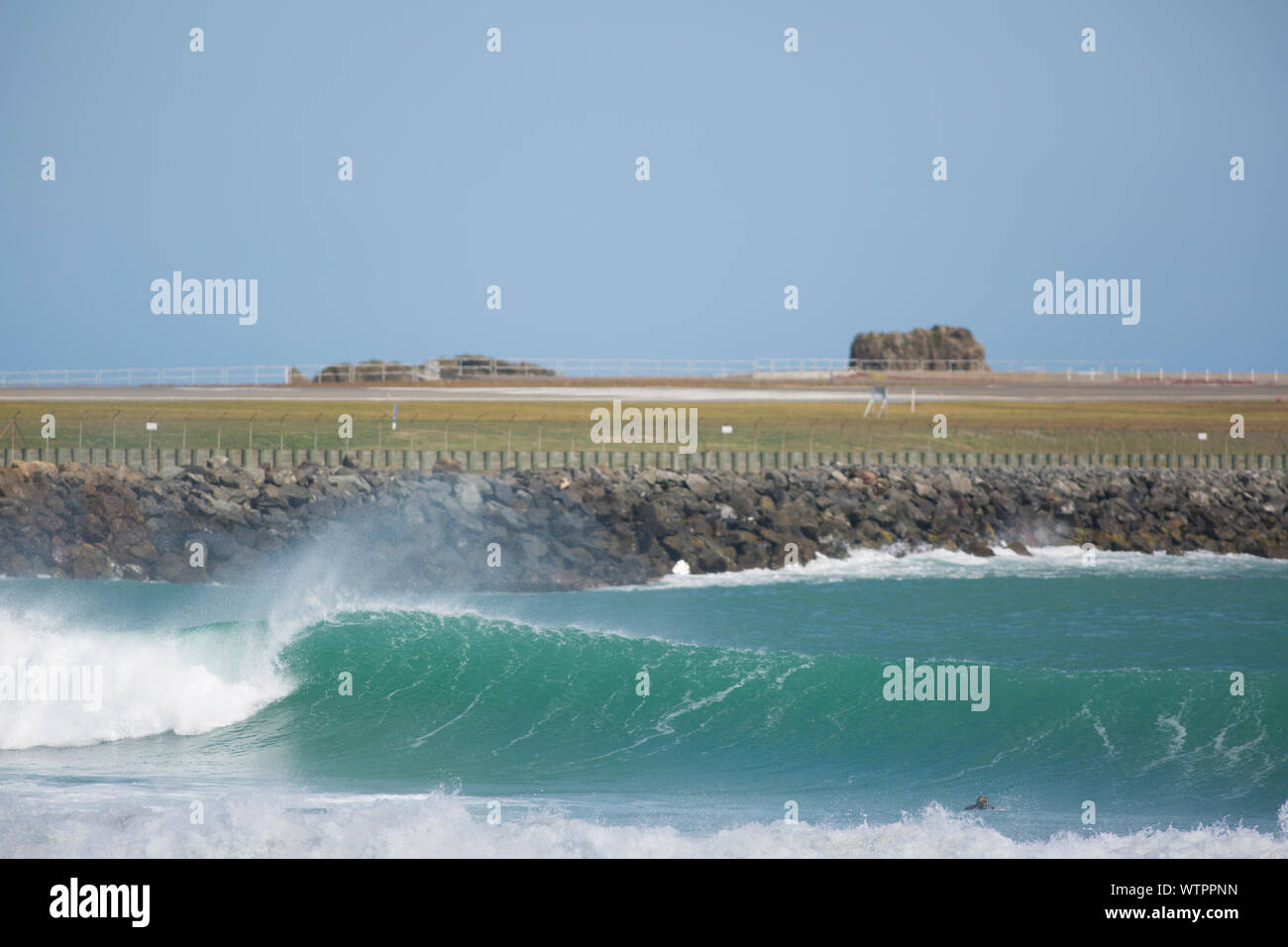 Swell wraps into Lyall Bay, Wellington, New Zealand Stock Photo - Alamy