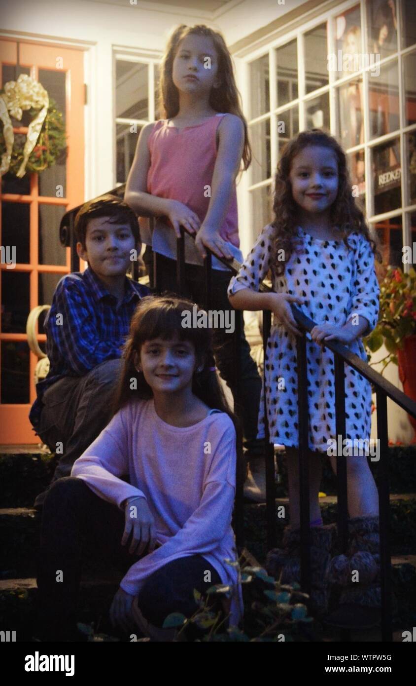 Children outside house hi-res stock photography and images - Alamy