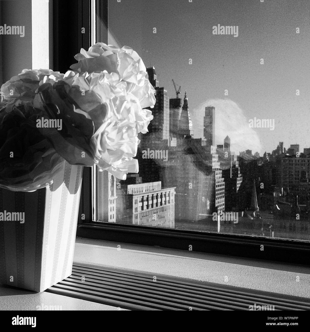 Paper flowers hi-res stock photography and images - Alamy