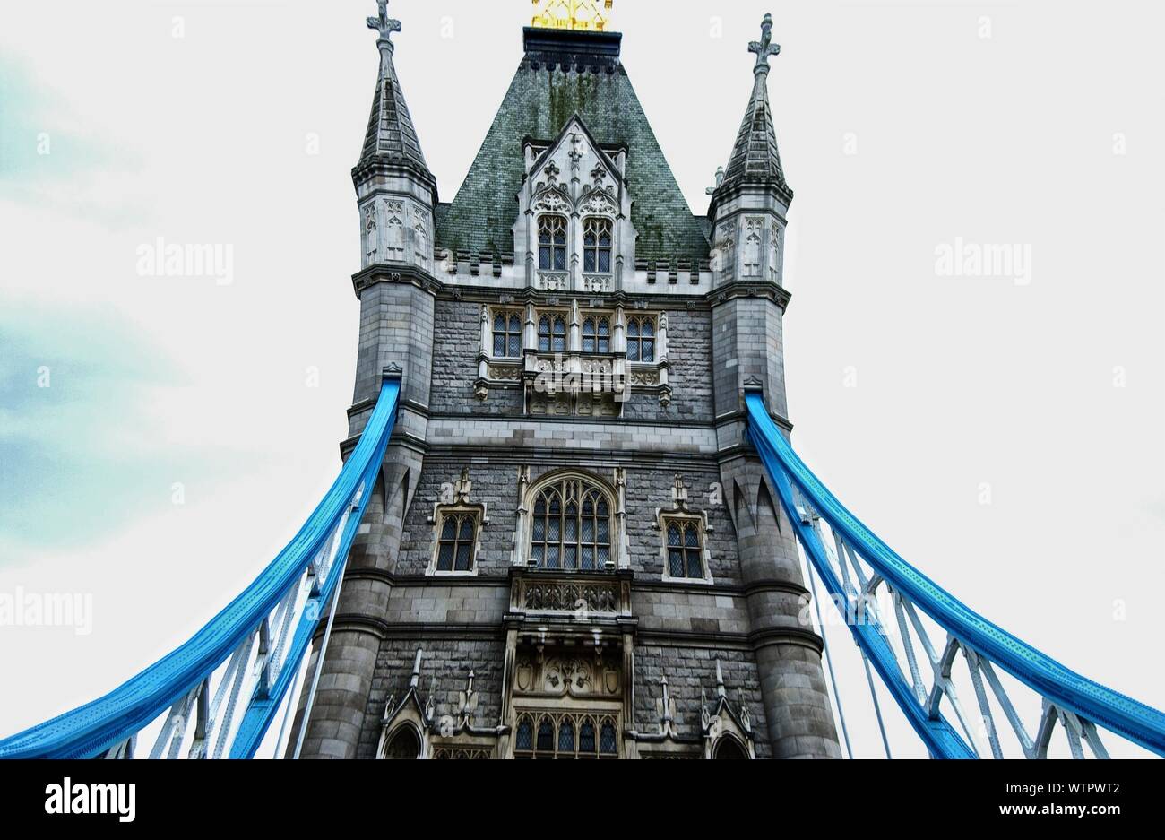 Detail of the suspension of tower bridge hi-res stock photography and ...