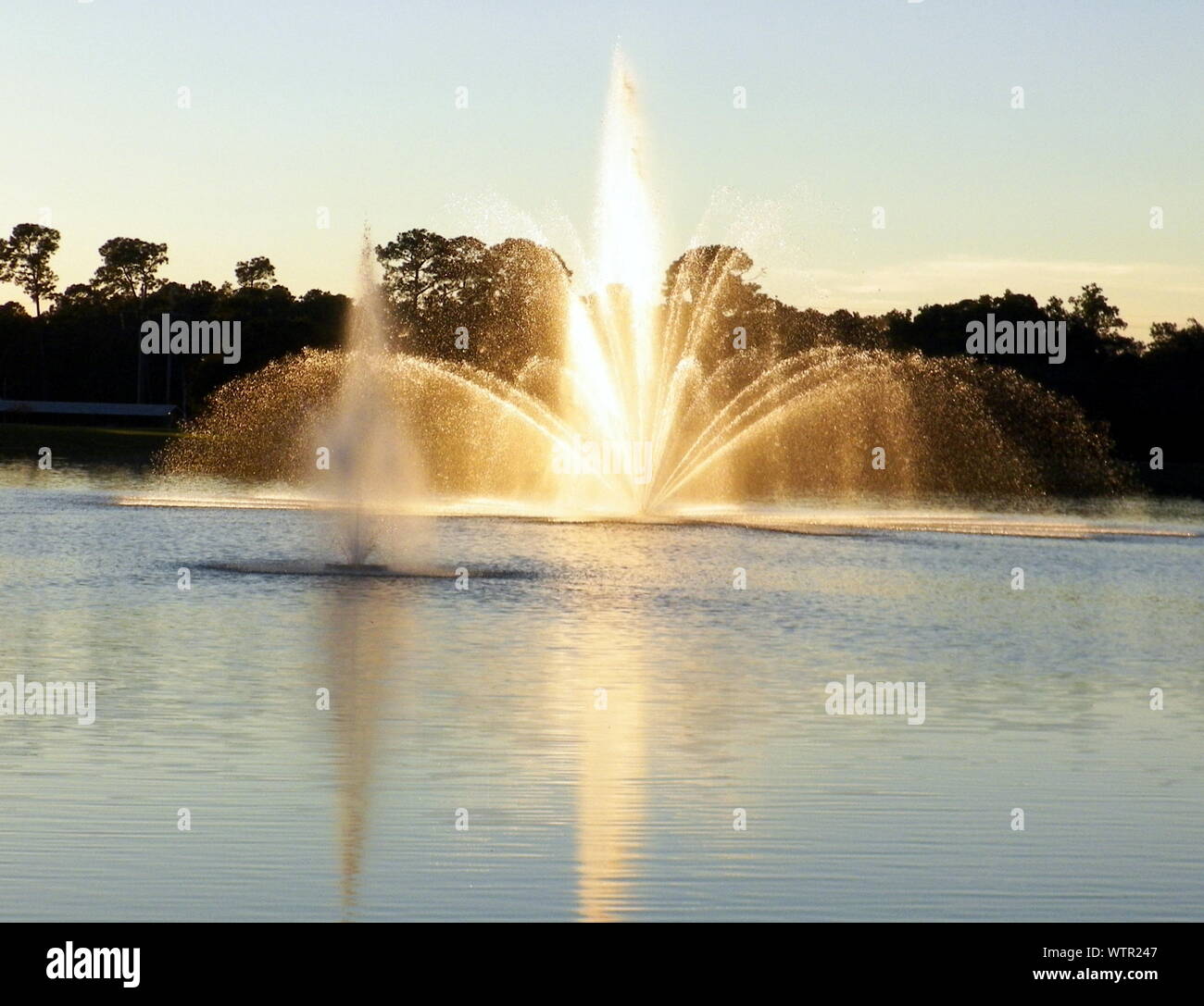Water spraying fountains hi-res stock photography and images - Alamy